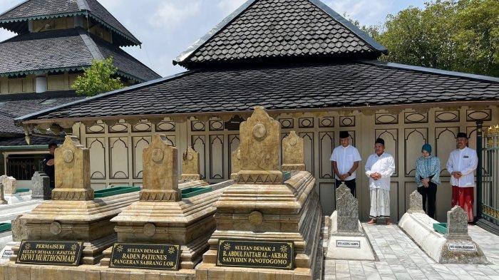 Kagumi Spirit Toleransinya, Ganjar Ziarah ke Makam Raja-raja Demak ...