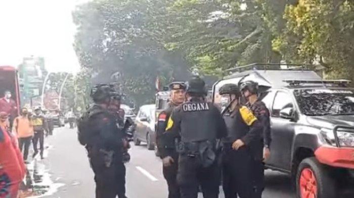 Momen Sejumlah Tim Gegana Menyisir Lokasi Ledakan di Blok M Jaksel - Wartakotalive.com