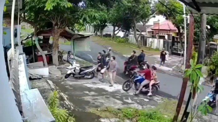 VIDEO : Detik detik Gerombolan Gangster Serang Rumah Warga di Cinde ...