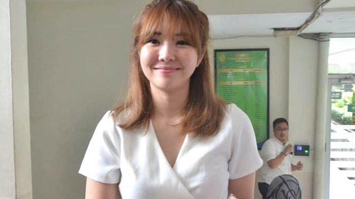 Sambil Menahan Tangis, Gisella Anastasia Sampaikan Permohonan Maaf ... Sambil Menahan Tangis, Gisella Anastasia Sampaikan Permohonan Maaf ...