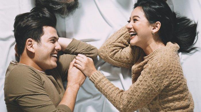 Sah Bertunangan, Glenca Chysara dan Rendi Jhon Nyanyikan 'Cinta Sampai Surga' Ciptaan Ade ...