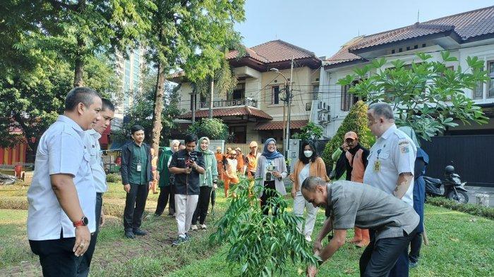 Kurangi Polusi Udara, Gerakan Penanaman Pohon Hijau Dilakukan di Taman Sambas Jakarta ...