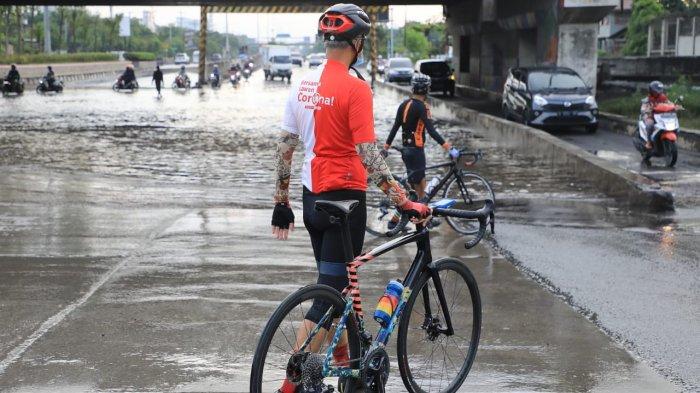Genangan Air di Kaligawe Hentikan Gowes Gubernur Ganjar, Minta Petugas ...