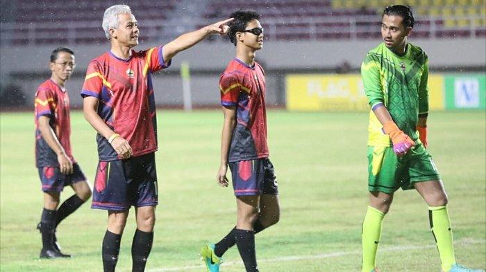 Jadi Penyerang Tengah, Begini Gaya Ganjar Pranowo Gocek Bola di ...