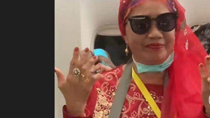 Jamaah Haji Asal Bugis Mengenakan Pakaian Adat Setibanya di Tanah Air ...