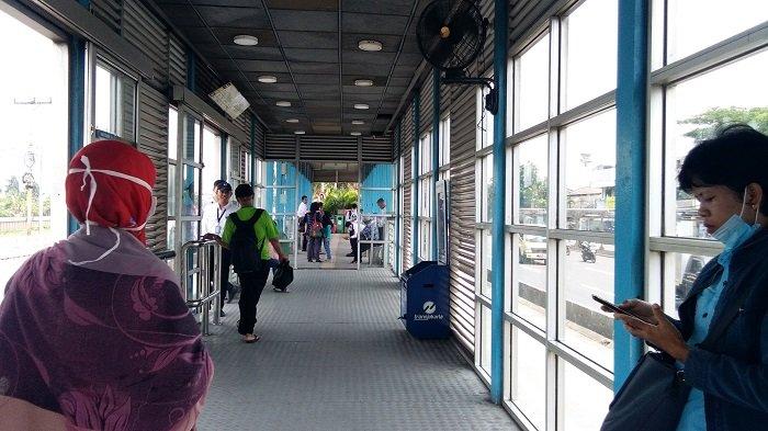 Pembatasan Angkutan Umum di Jakarta, Halte Transjakarta Rawa Buaya ...