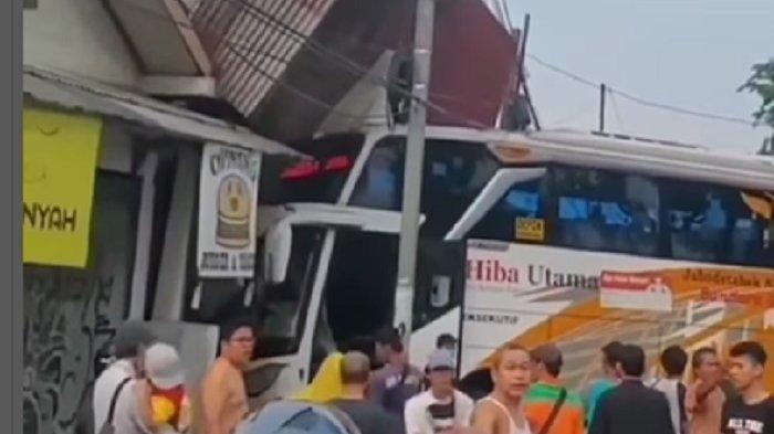 Bus Hiba Utama Oleng Tabrak Showroom di Jakarta Timur - Wartakotalive.com