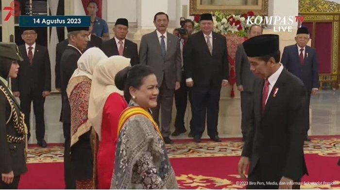 Iriana Jokowi Full Senyum dan Cium Tangan Presiden Usai Terima Tanda Kehormatan RI Adipradana ...