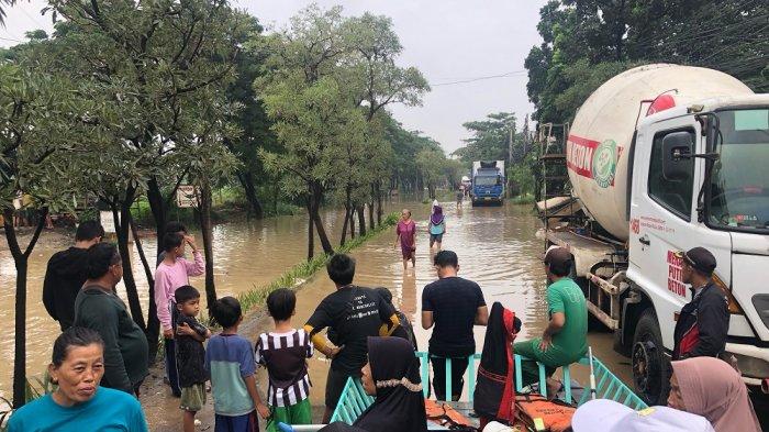 Banjir, Akses Jalan Cipendawa Baru Kota Bekasi Terputus Hingga Satu Kilometer - Wartakotalive.com
