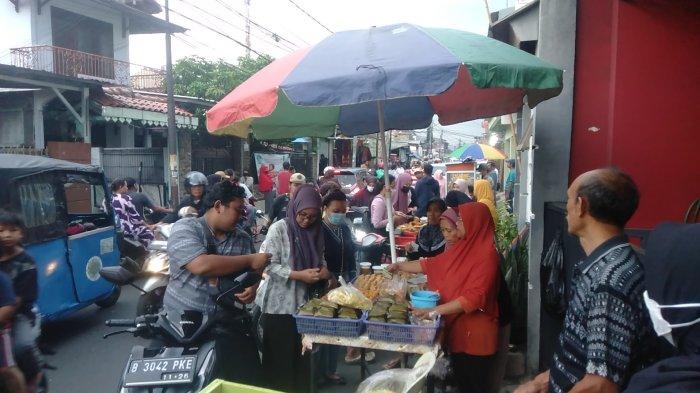 Kawasan Cipinang Muara Ramai Masyarakat Berburu Takjil Saat Ramadan ...