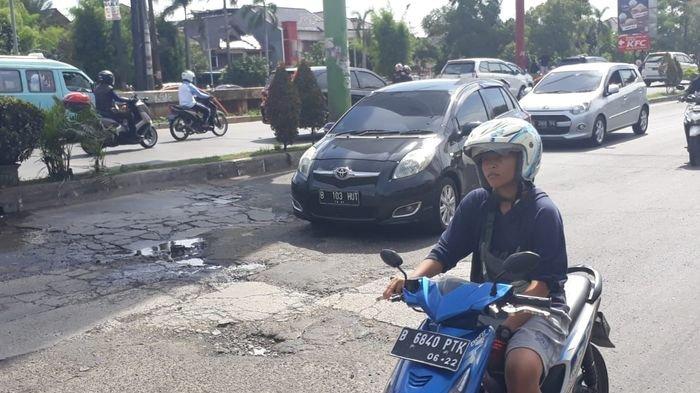 Ruas Jalan Kalimalang Berlubang Menghambat Laju Kendaraan Pengguna ...