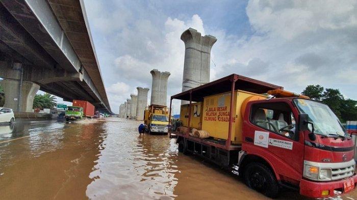 Dampak Banjir, Jasa Marga Berlakukan Contraflow di KM 19 Tol Japek Arah Jakarta - Wartakotalive.com