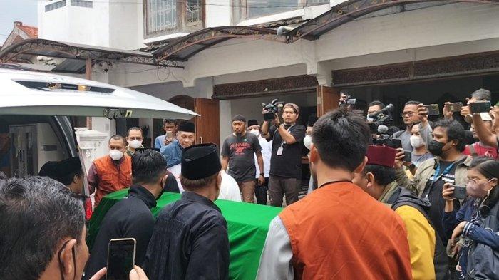 Tangis Keluarga Pecah saat Jenazah Ridwan Saidi Tiba di Rumah Duka - Wartakotalive.com