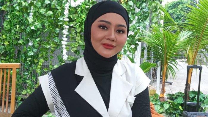 Jenita Janet Merasa Lebih Nyaman dan Tenang Setelah Memutuskan Memakai ...