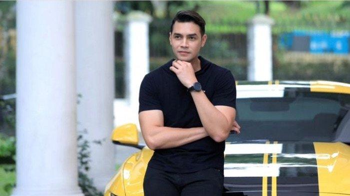 Jonas Rivanno Umbar Hidup Mewah di Media Sosial, Bergaya di Depan Mobil ...