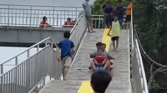 Bocah Ramai Main Perosotan, JPO Taman SeCawan Depok Mendadak Ditutup ...