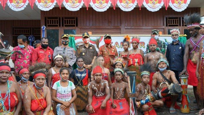Bupati Teluk Bintuni Resmikan Kantor Lembaga Adat Sumuri, Simbol ...