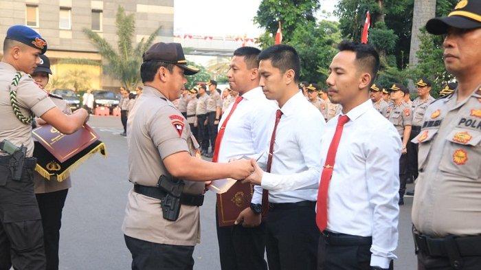 Kapolda Metro Beri Piagam Penghargaan kepada 131 Personel Berprestasi dan Berdedikasi Tinggi ...