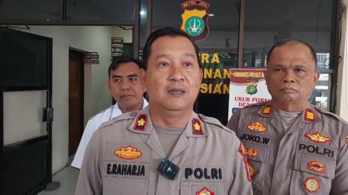 Usai Salat Fardu, Kapolsek Jatinegara Kompol Entong Raharja Terjatuh ...