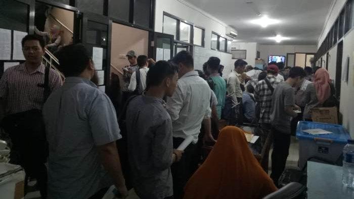Antrean Ribuan Orang Mengular Demi Mengurus Formulir A5 di KPU Jaksel ...