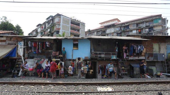 Potret Keseharian Aktivitas Warga Bantaran Rel di Pejompongan yang ...