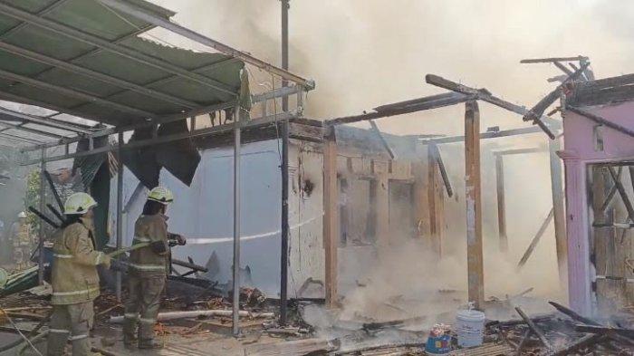 Delapan Rumah Kontrakan di Duren Sawit Hangus Terbakar, Diduga Karena Orang Bakar Sampah ...