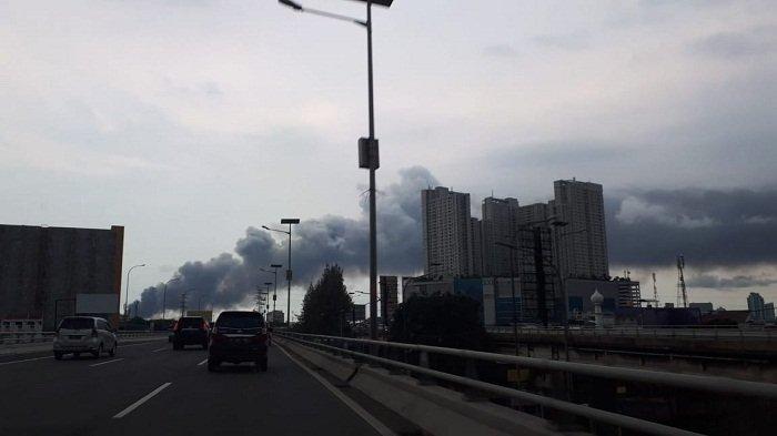 Kebakaran Kapal Nelayan di Muara Baru Jakarta, Asapnya Terlihat dari ...