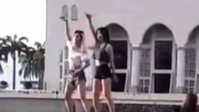 Joget Pakai Baju Seksi di Depan Masjid, Dua Cewek China Diusir dari Malaysia - Wartakotalive.com