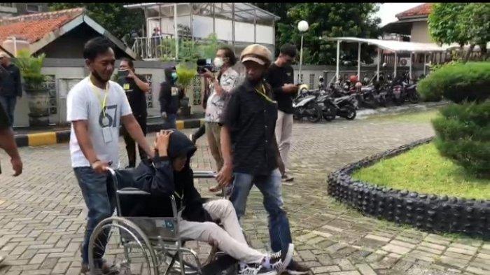 Keluarga Korban Kanjuruhan Minta Perlindungan LPSK, Salah Satu Aremania Datang dengan Kursi Roda ...