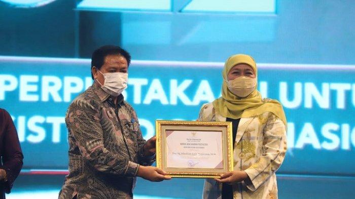 Gemilang Perpusnas 2022, Khofifah Diganjar Penghargaan Kategori Lifetime Achievement ...