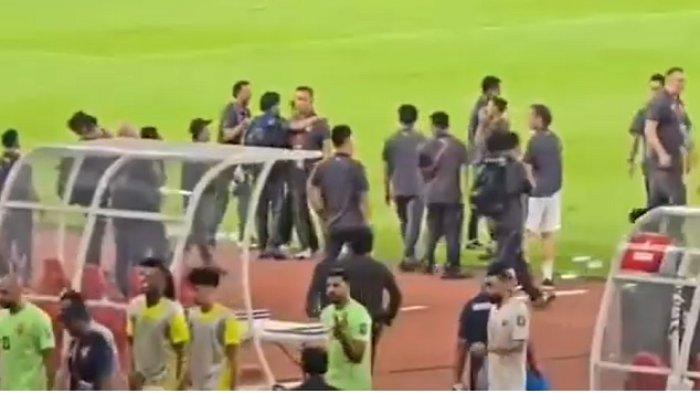 Momen Kiper Bahrain Kesal Karena Kalah dan Acungkan Jari Tengah Kearah ...