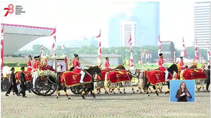 Iring-iringan Kirab Bendera Pusaka Dalam Rangka Peringatan HUT RI Ke-78 Tiba di Istana Merdeka ...