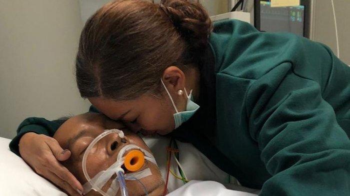 Suami Soraya Haque Melemah, Ekki Soekarno Infeksi Paru-Paru dan ...