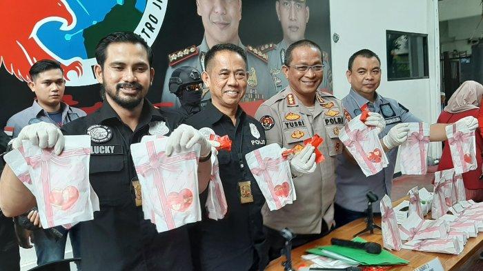VIDEO: 38.400 Pil Happy Five Edisi Valentine yang Diamankan Senilai Rp ...