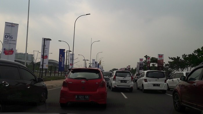 Suasana Arus Lalu Lintas di Jalan BSD Grand Boulevard BSD Tangsel Pukul ...