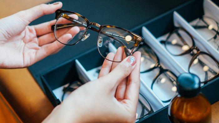 Optik SATURDAYS Hadirkan Home Try On, Periksa, Pilih dan Beli Kacamata ...