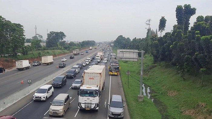 Ribuan Kendaraan Padati Jalan Tol Jakarta-Cikampek Mulai Cikarang hingga Karawang, Nyaris tak ...
