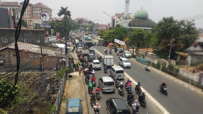 Arus Lalu Lintas di Jalan Ir H Juanda Ciputat Padat Merayap Sepanjang 3 Kilometer ...