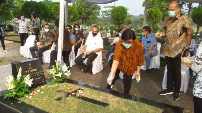 Ulang Tahun ke-55: Kompas Jalani Tradisi Ziarah ke Makam PK Ojong di ...