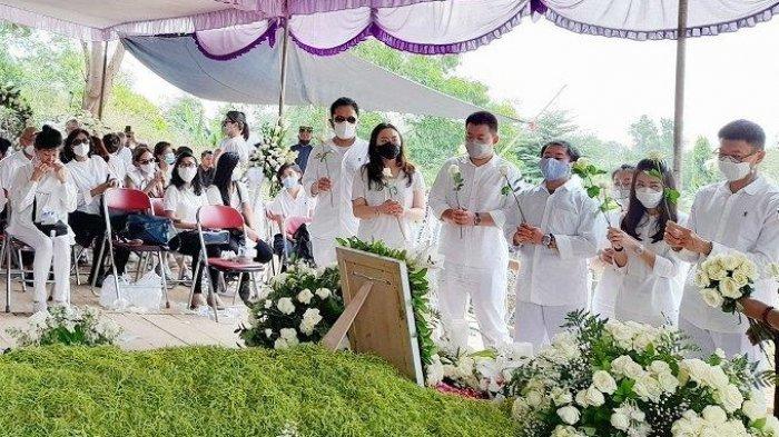 Jenazah Robby Sumampow Sudah Dikebumikan, Mengapa Ada Satu Liang Kosong di Sebelah Makamnya ...