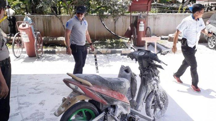 Nyalakan Motor dengan Cara Sambung Kabel, Percikan Api Sambar Jeriken ...