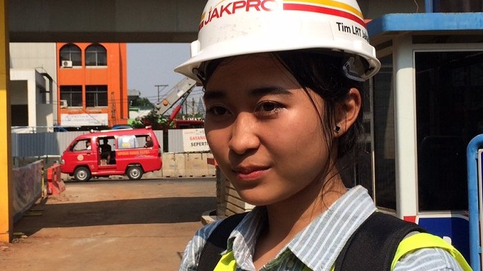 Ini Penampakan Masinis Perempuan Saat Ujicoba LRT Jakarta ... Ini Penampakan Masinis Perempuan Saat Ujicoba LRT Jakarta ...