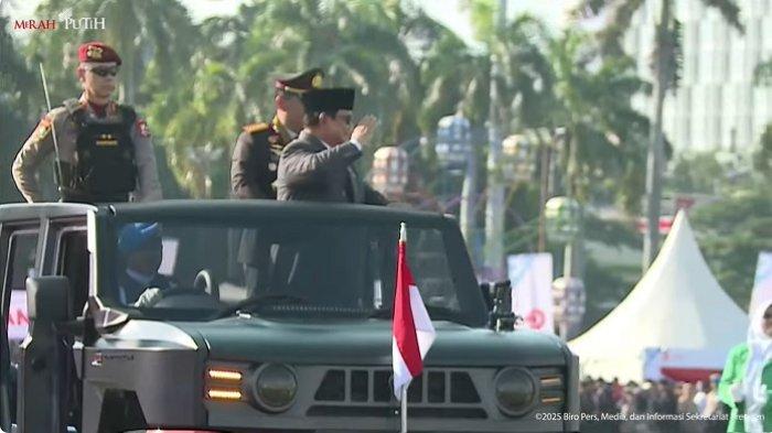 Begini Sapaan Hangat Prabowo Tiba Pakai Maung, di HUT Bhayangkara ke‑79, Monas, Jakarta ...