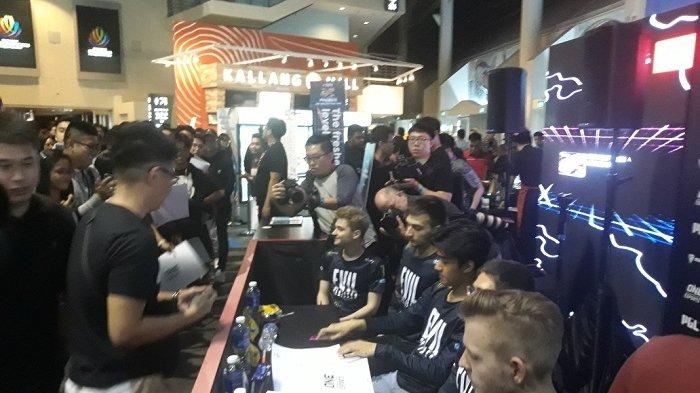Rela Antre Panjang di Singapore Indoor Stadium, Penggemar Serbu Meet And Greet Evil Geniuses ...