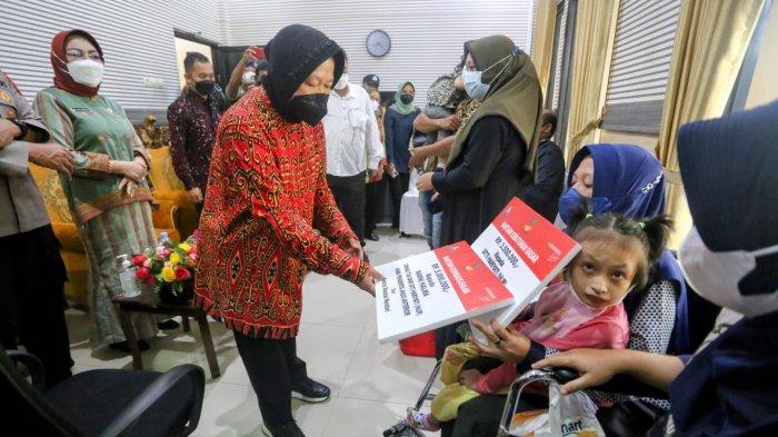 Kemensos Serahkan Bantuan Biaya Transplantasi Kornea Mata untuk Anak ...