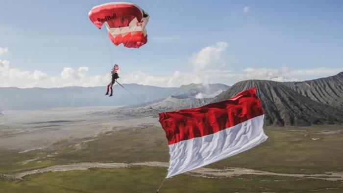 Merah Putih Berkibar di Langit Bromo - Wartakotalive.com