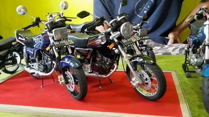 Pria Hebat Mampu Sulap Barang Rongsokan Jadi Miniatur Motor Bernilai ...