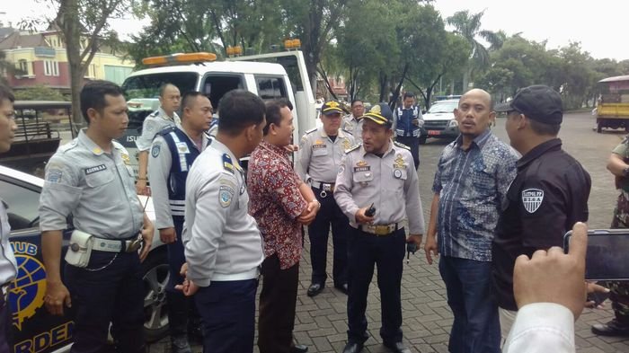 Satpam Kompleks Taman Palm Sandera Mobil Derek Dishub di Cengkareng ...