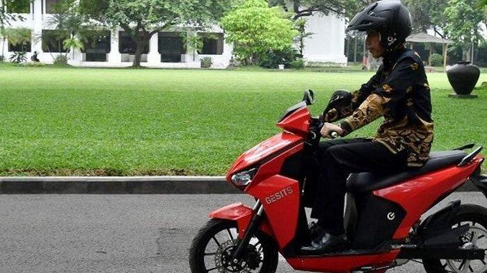 Tips Aman Mengendarai Motor Listrik di Jalan Raya dan Jalan Kecil ...