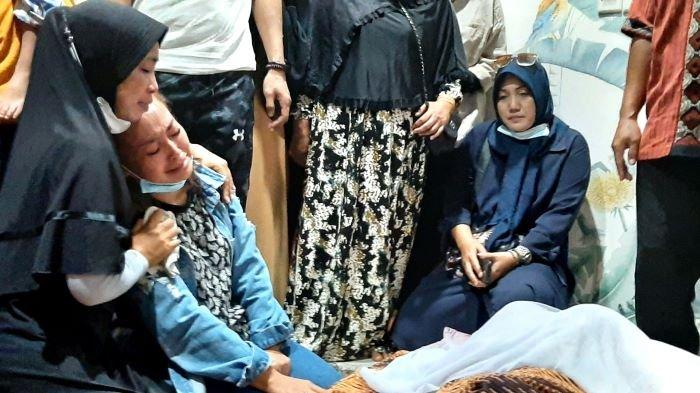 Mpok Alpa Terus Menangis, Lemas hingga Harus Ditenangkan Kerabat Saat ...